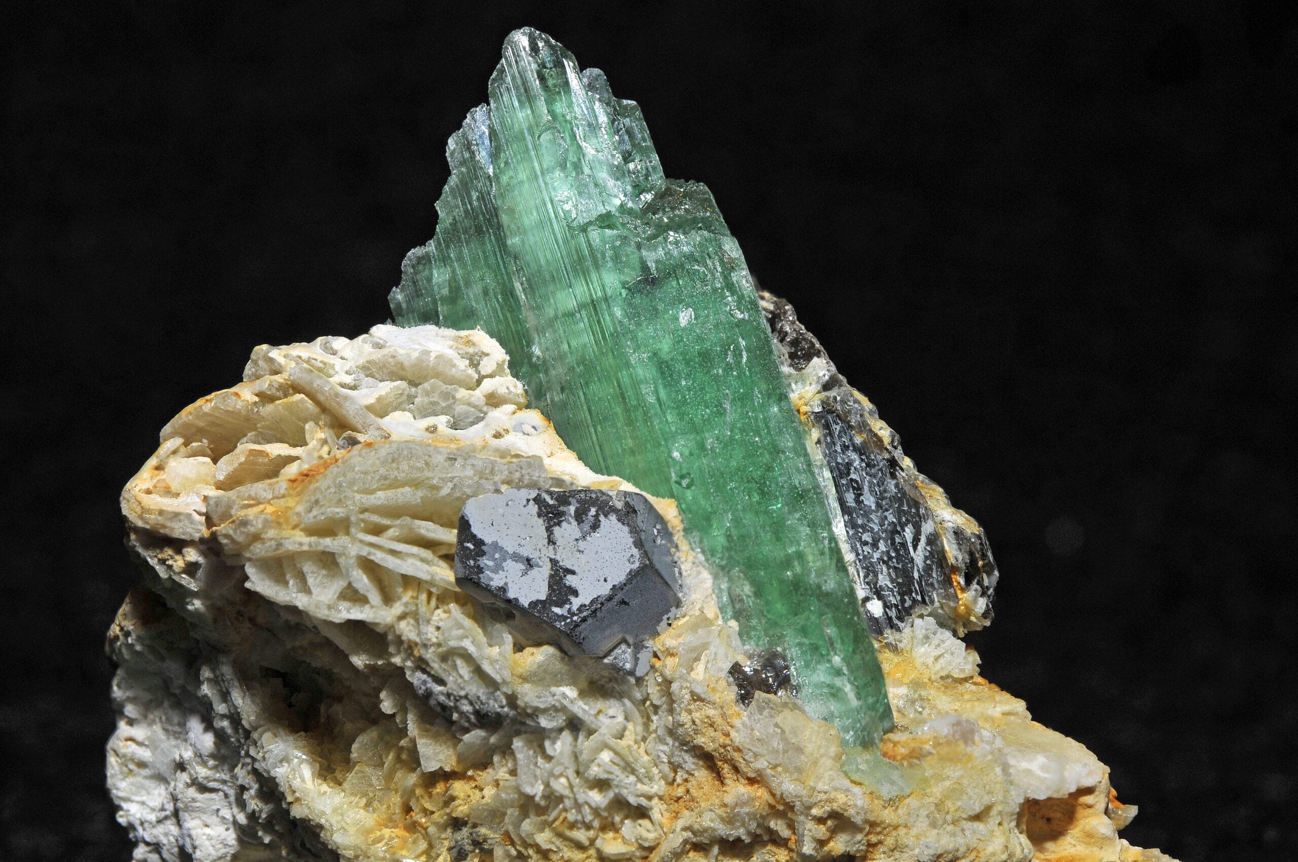 Hiddenite: Uncovering its Meaning, Uses & Benefits