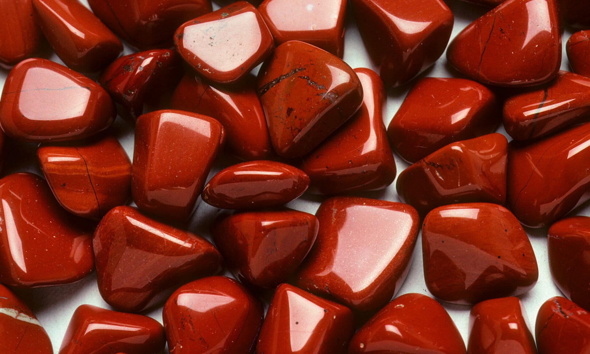 Red Jasper Unveiled: Discover Its Meaning, Uses & Benefits
