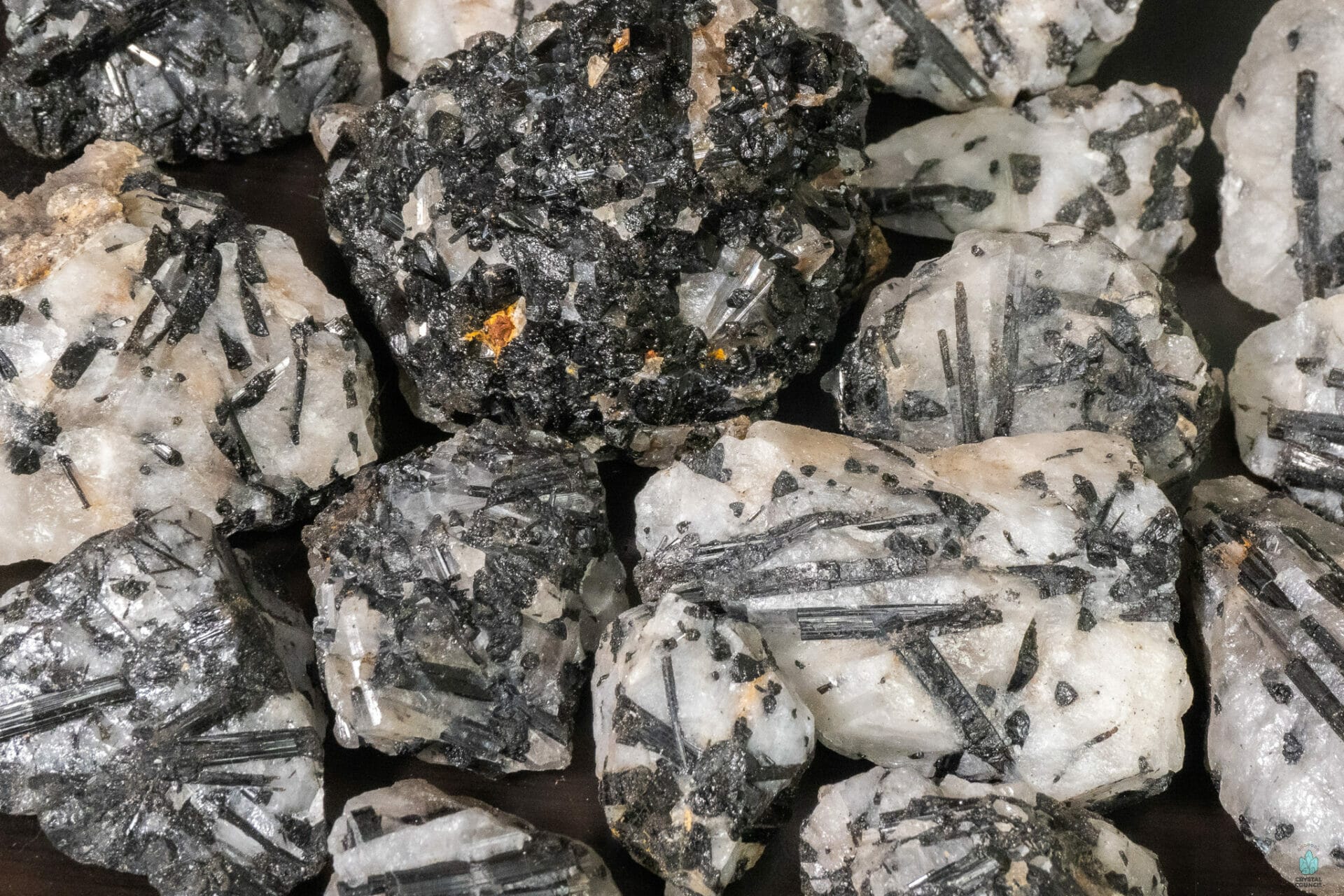 Tourmalinated Quartz Unveiled: Discover Its Meaning, Uses & Benefits